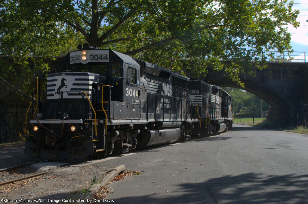 NS GP40-2 3044 leads YPMO-R1